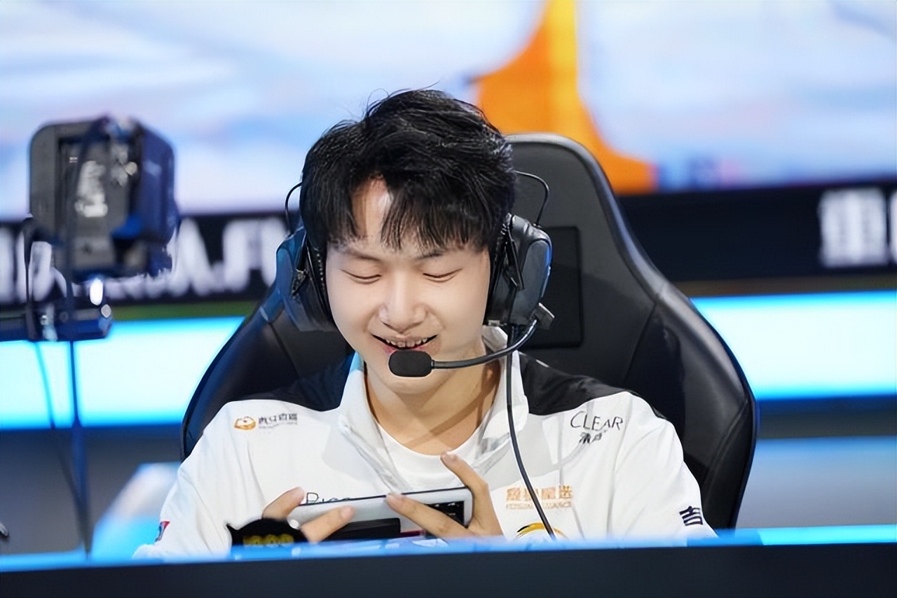 Fly debuted on KPL for the 6th anniversary, posted a long article that drew fans to tears, and ...