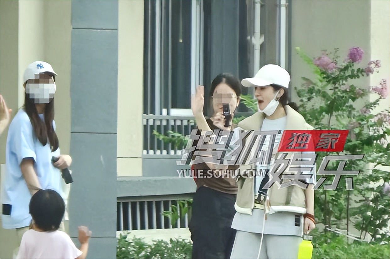 Zhao Liying came out as a guest to communicate in sign language and ...