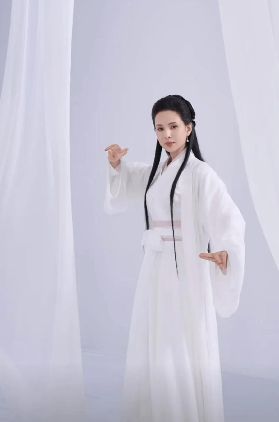 The 56-year-old Li Ruotong is now in the shape of a little dragon girl ...