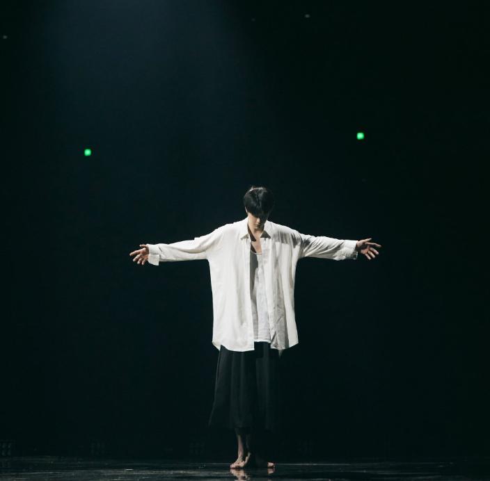 Wang Yibo's barefoot dance on the New Year's Eve tops the list of hot ...
