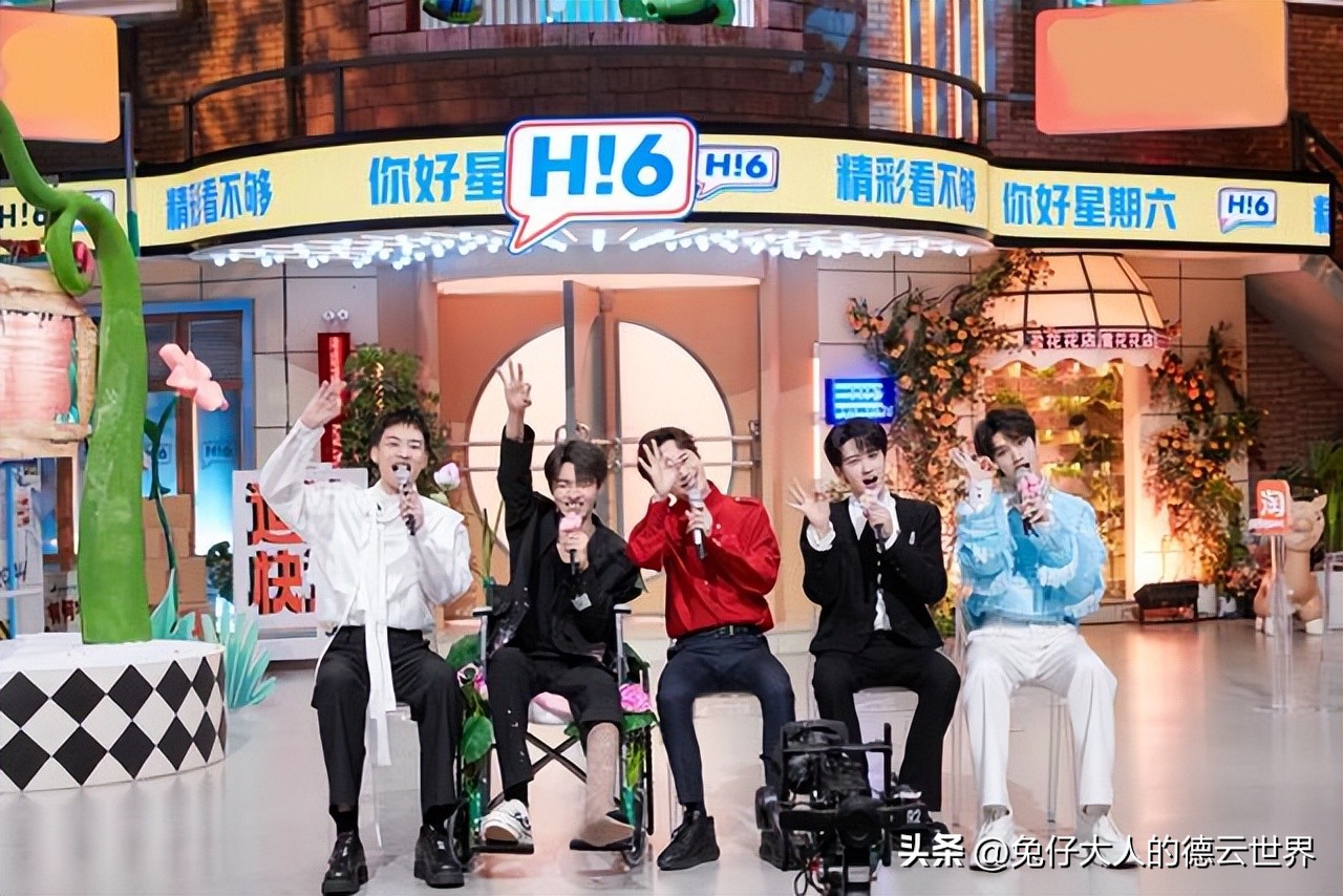 Qin Xiaoxian recorded a variety show in a wheelchair, and the ...