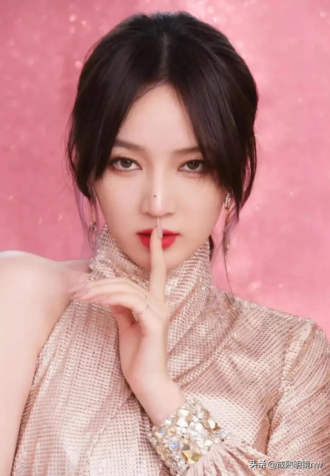 Fashionable and avant-garde Meng Jia, charming and beautiful photos ...
