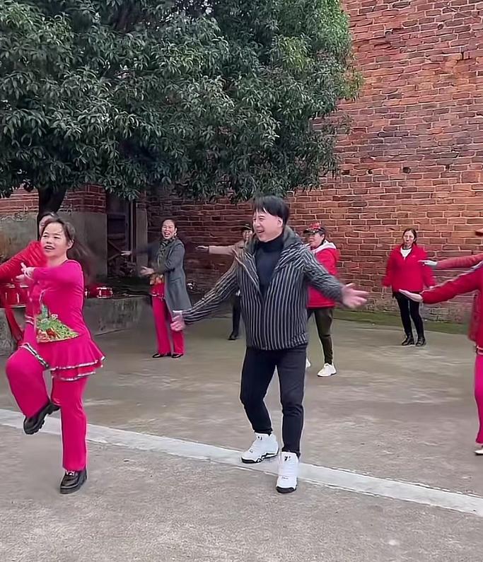 Hong Kong star Cao Rong went back to his hometown in Hunan to celebrate ...