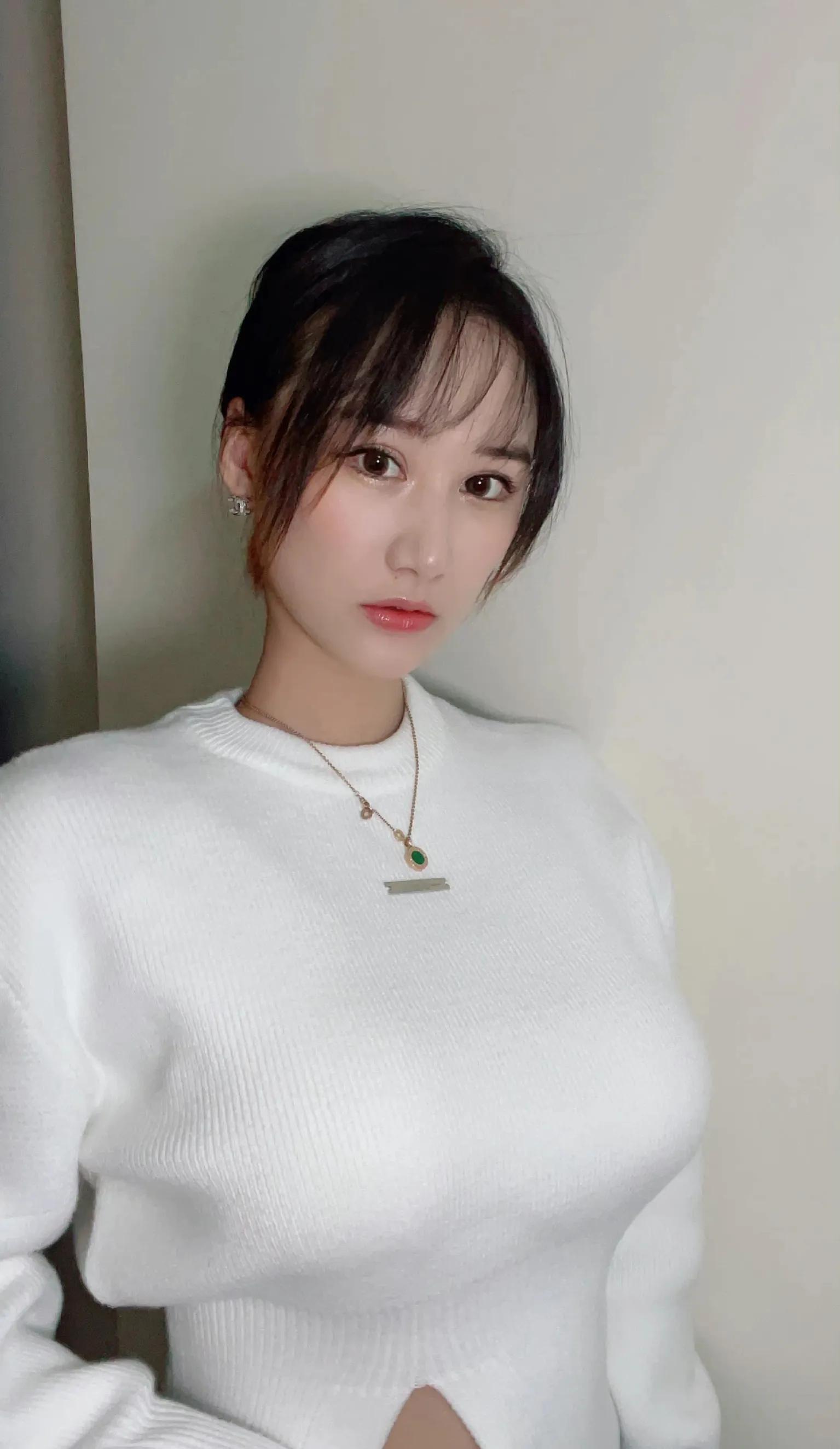 Just over 28 years old, a goddess-level lady, Li Yujia, a good-looking blogger, an actor, and ...