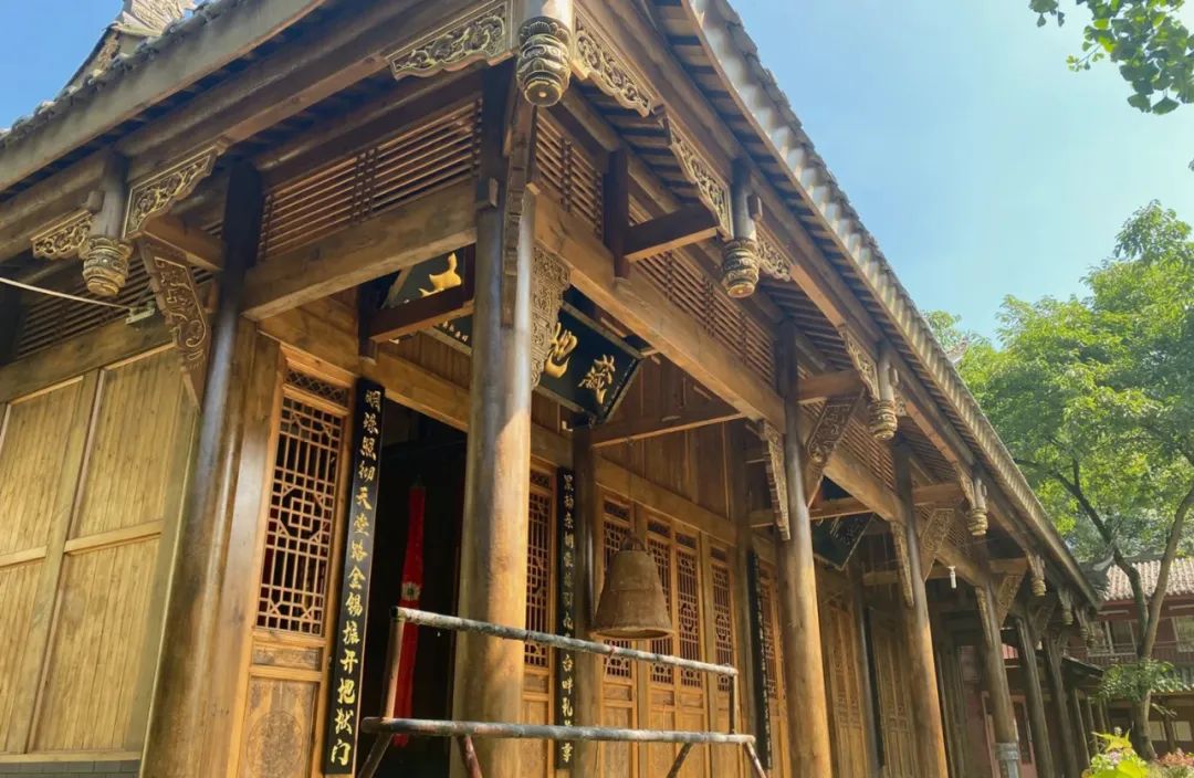 The ancient lakeside temple on the outskirts of Chengdu can only enter ...