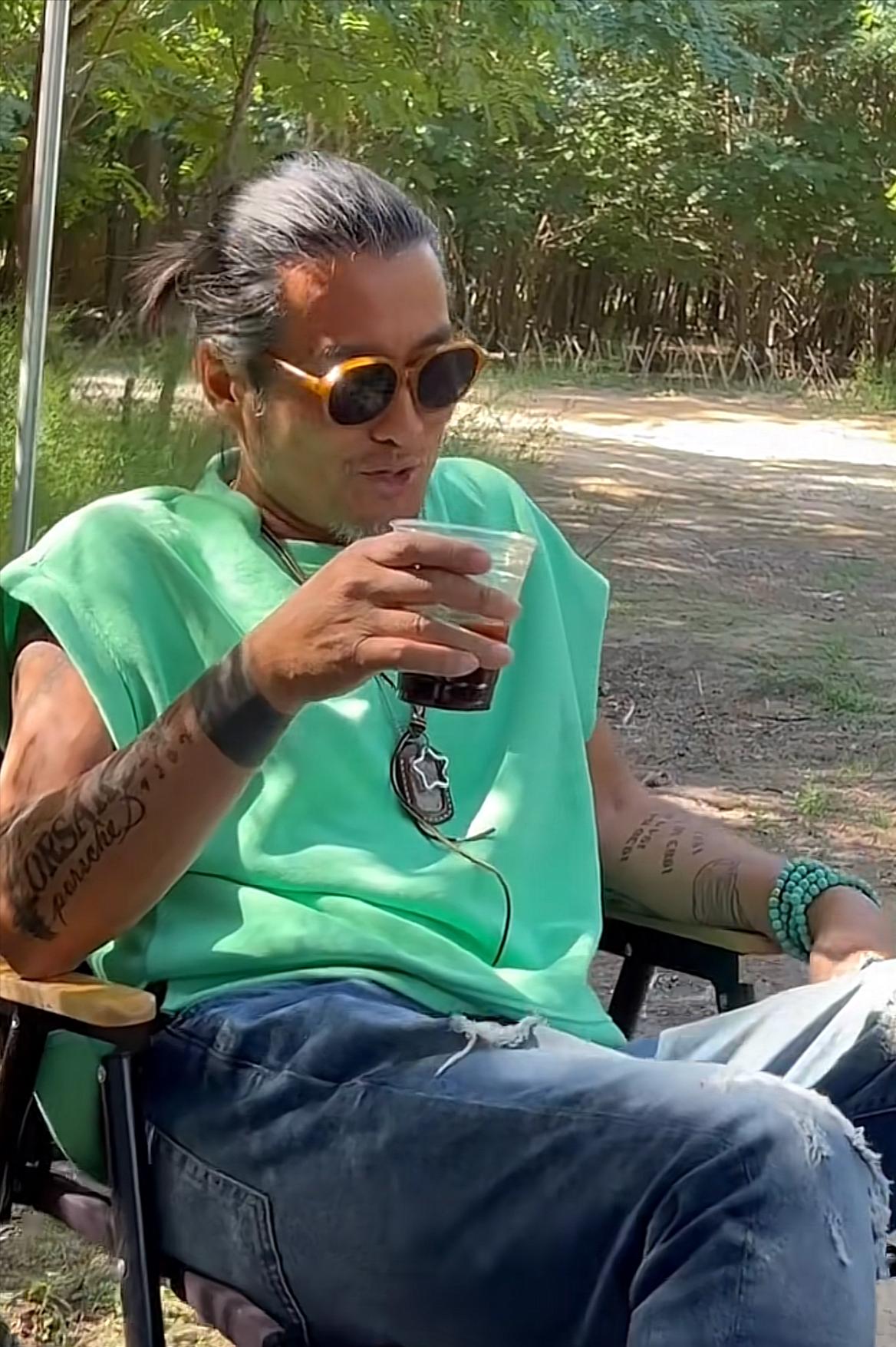 58-year-old Sun Xing lives in seclusion in Ningxia, DJing, drinking ...