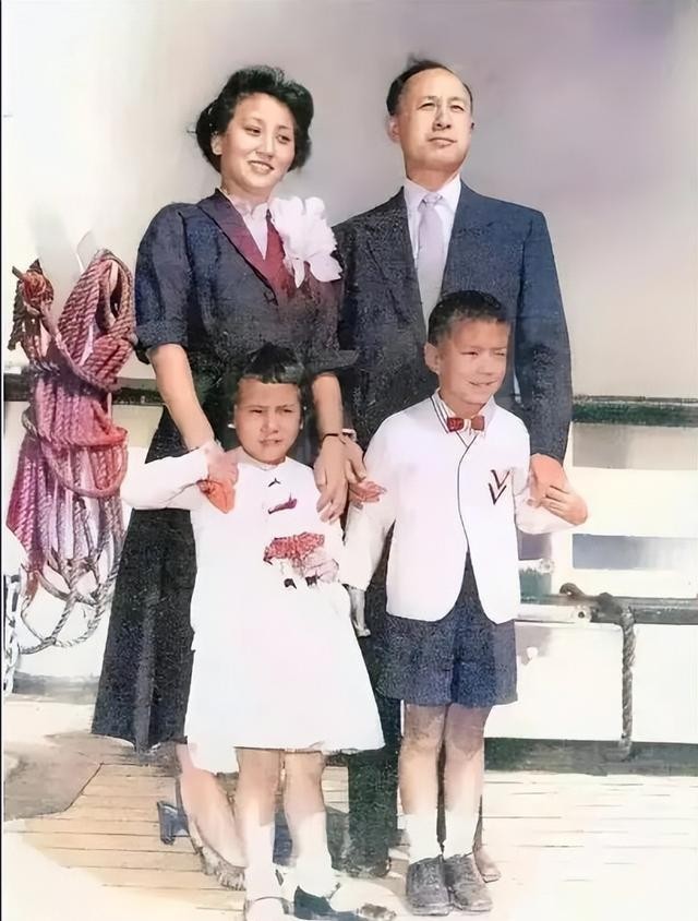 Jiang Ying's 10 private photo albums are noble and elegant, rarely seen ...