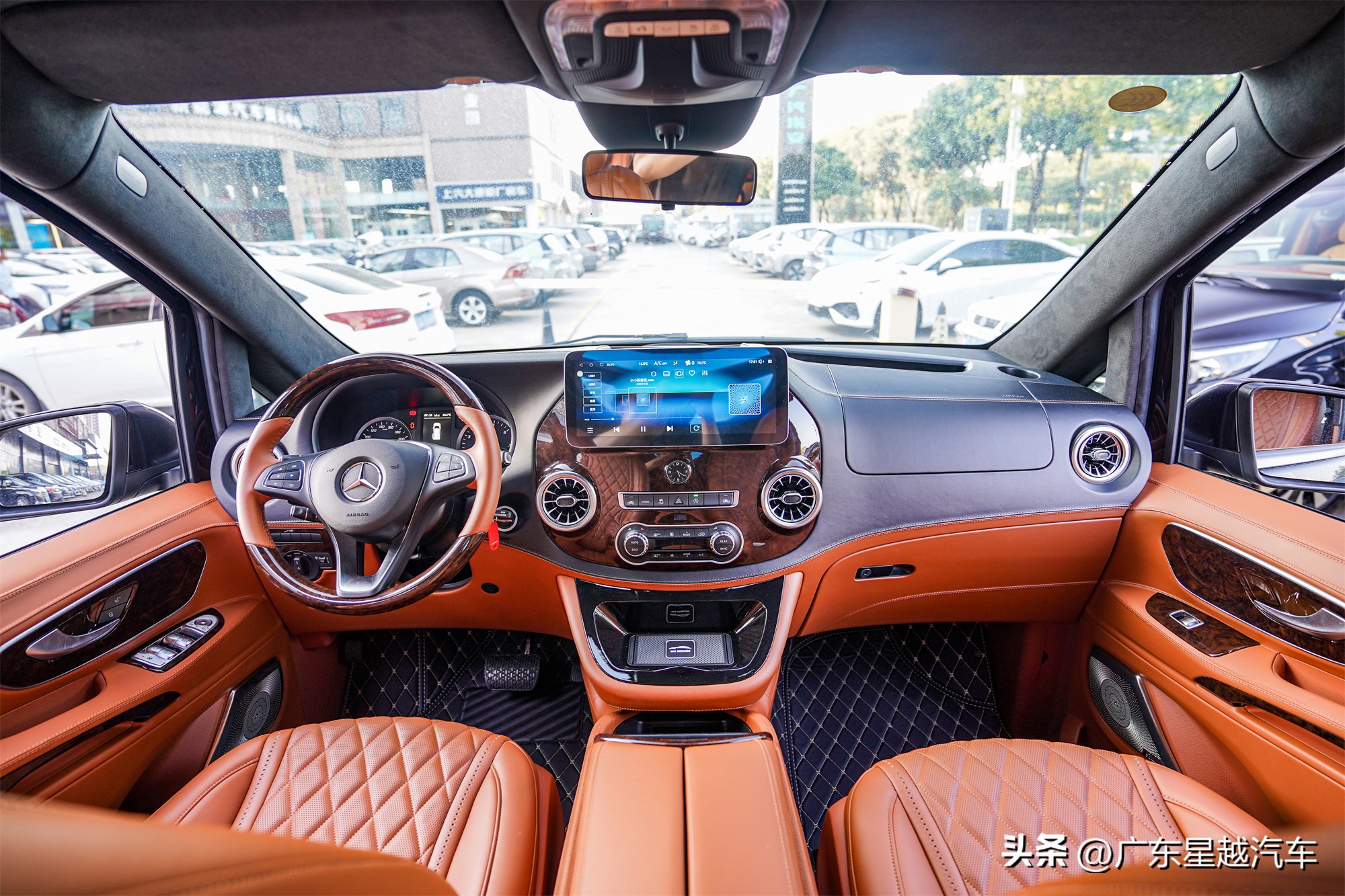 The luxurious and comfortable modification of the Vito, the interior ...