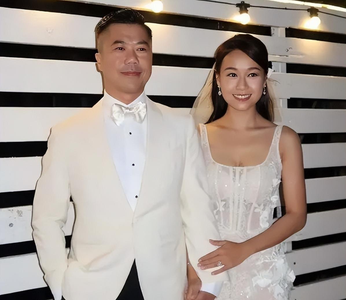 Huang Xinying held a wedding with her husband, who is 14 years older than her. She wore a ...