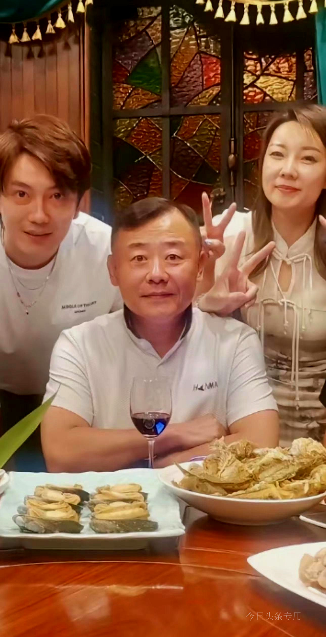 56-year-old Zhou Libo had a big meal in his mansion! The hair is thinning and old, and it is ...