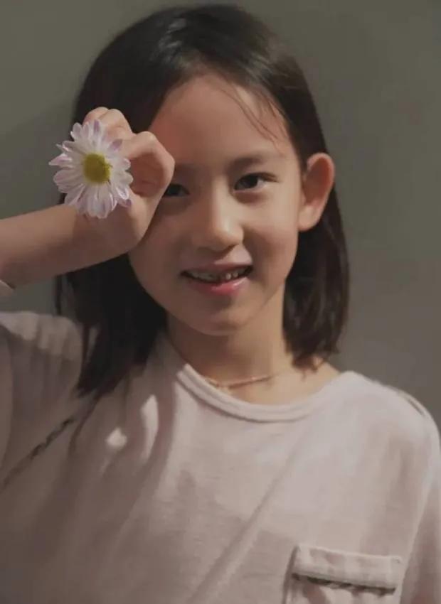 Sun Li posted a recent photo of her second daughter, who looks exactly ...