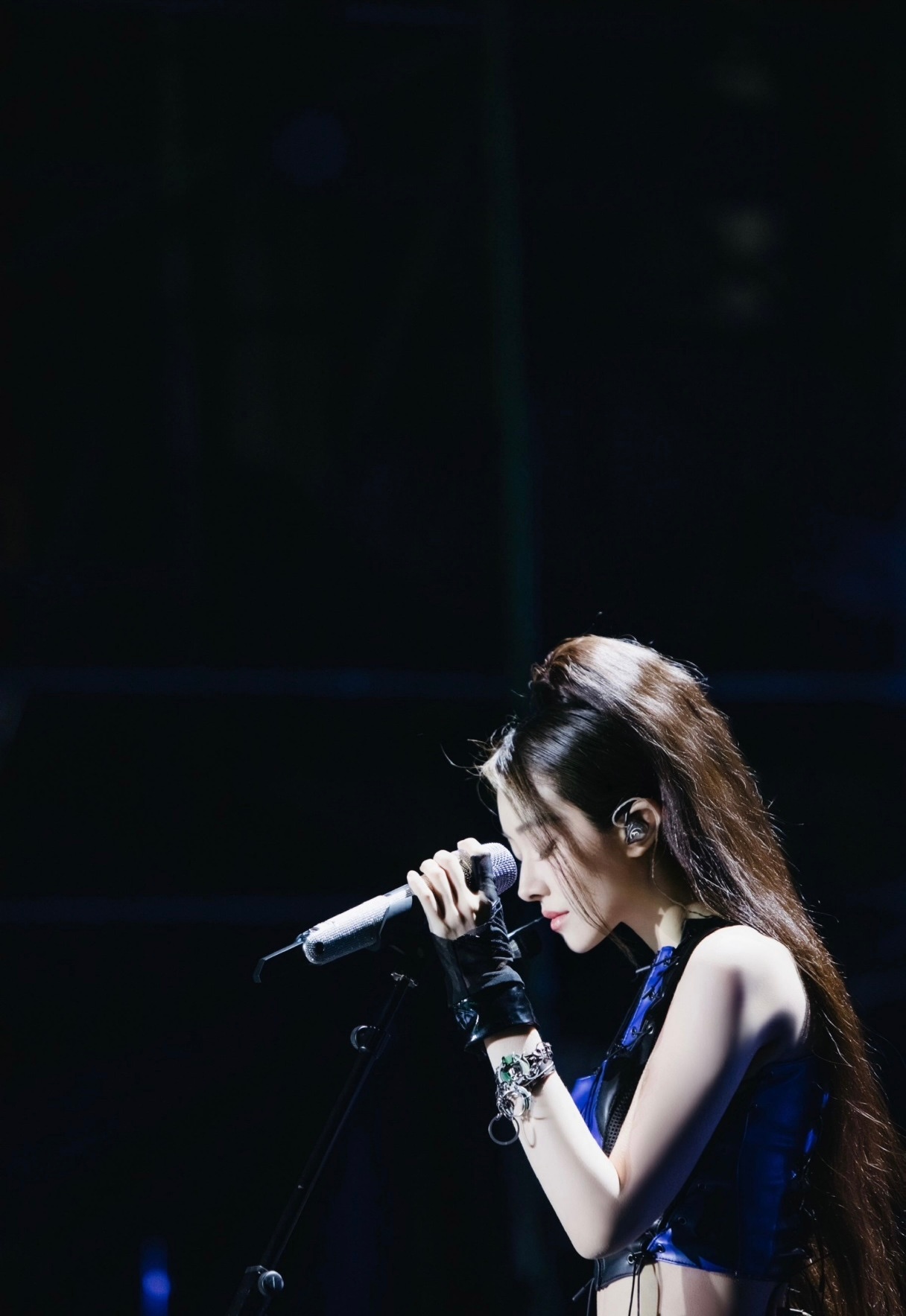 Yu Yan Music Festival stage played rock and roll, wearing hollow ...