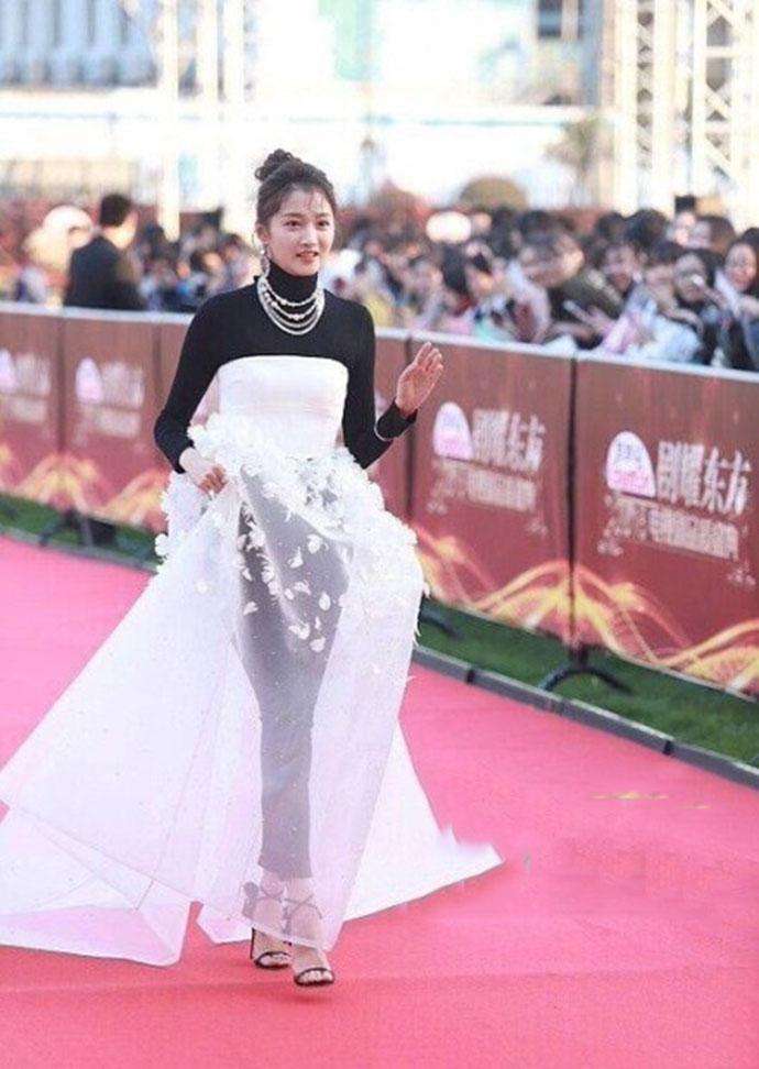 It's embarrassing for a female star to wear the wrong dress, her ...