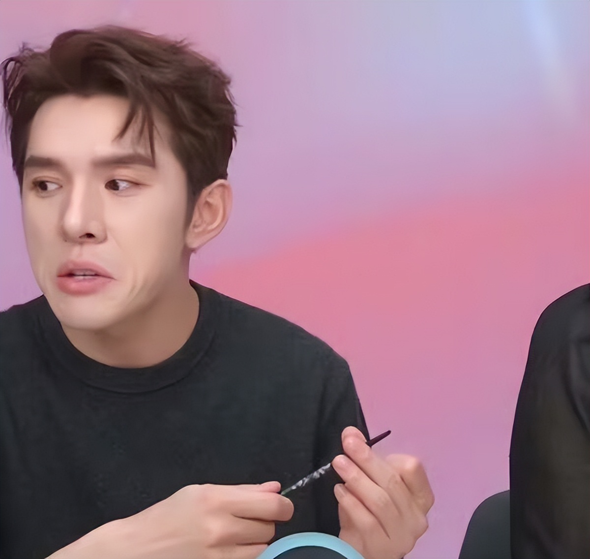 "Lipstick Brother" Li Jiaqi brought goods to netizens and caused public ...