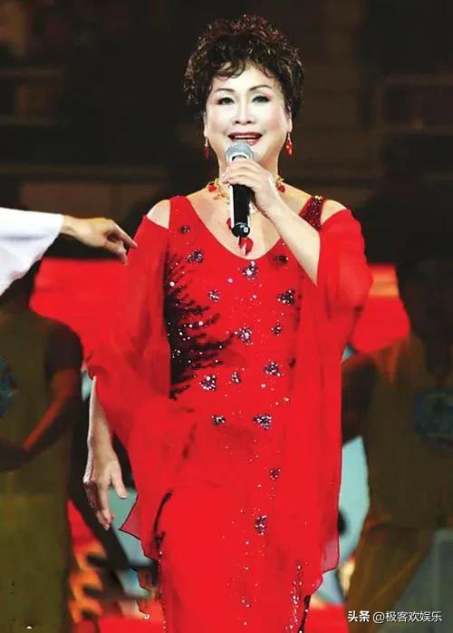 Li Guyi is a famous "National Treasure" singer in China, who has made ...