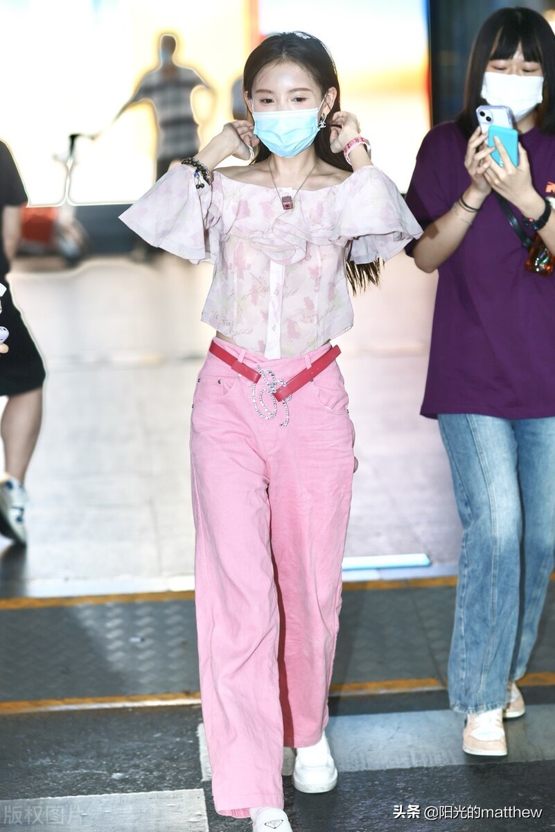 Lin Xiaozhai's printed top is fresh and bright, and it is very friendly ...