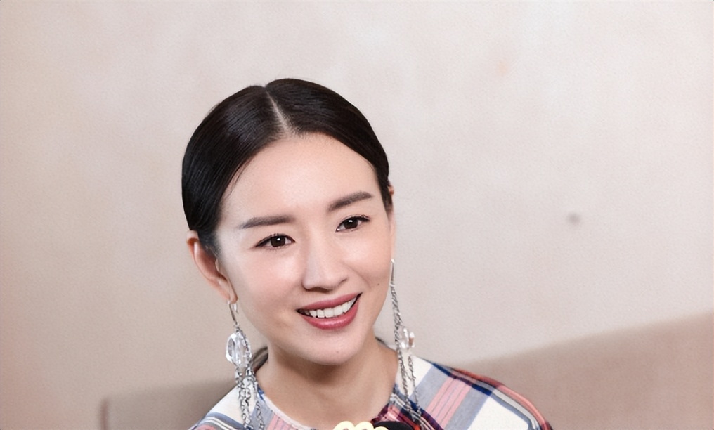 After Dong Jie's "Imperfect Victim" became popular, she asked Zhou Xun and Chen Shu to come out ...