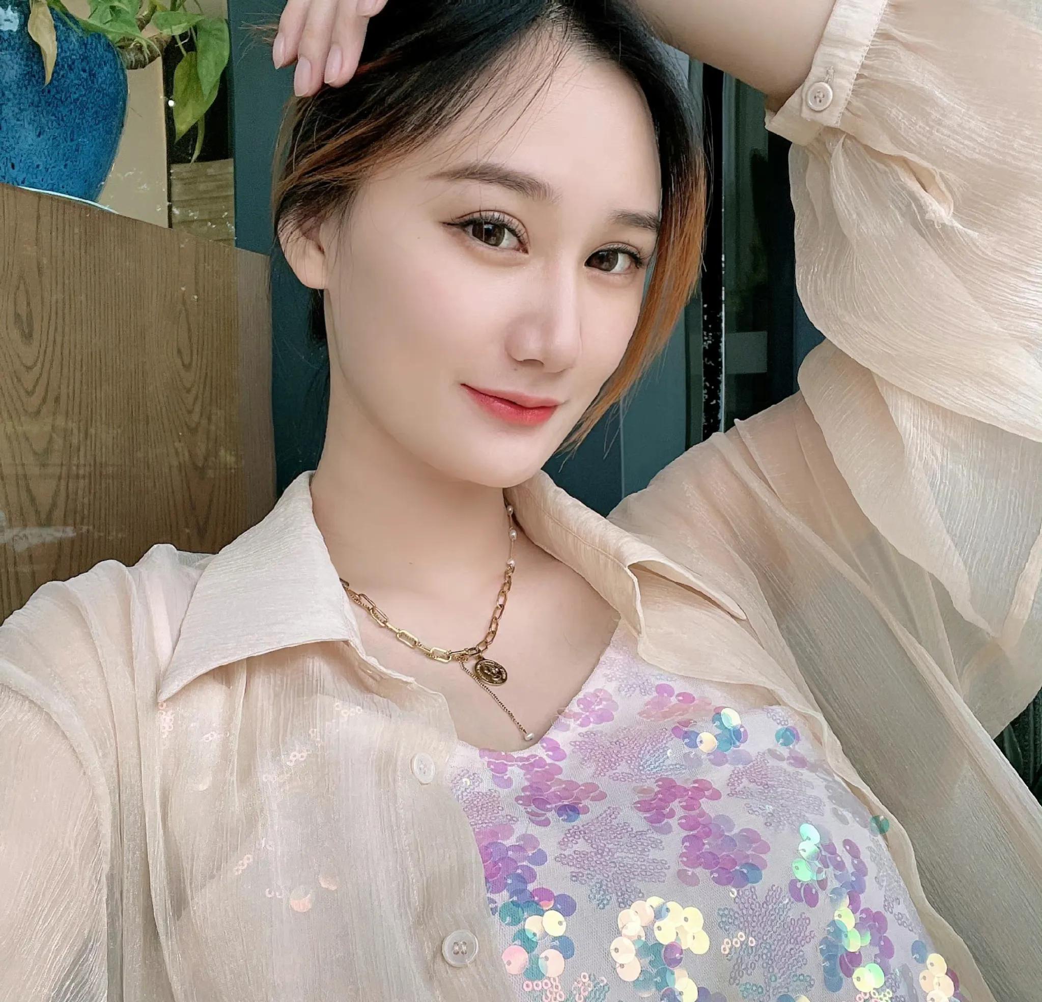 Just over 28 years old, a goddess-level lady, Li Yujia, a good-looking blogger, an actor, and ...