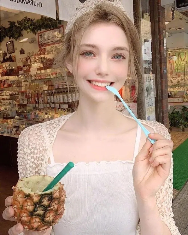 A 24-year-old German beauty studied in Beijing and became a "China hand ...