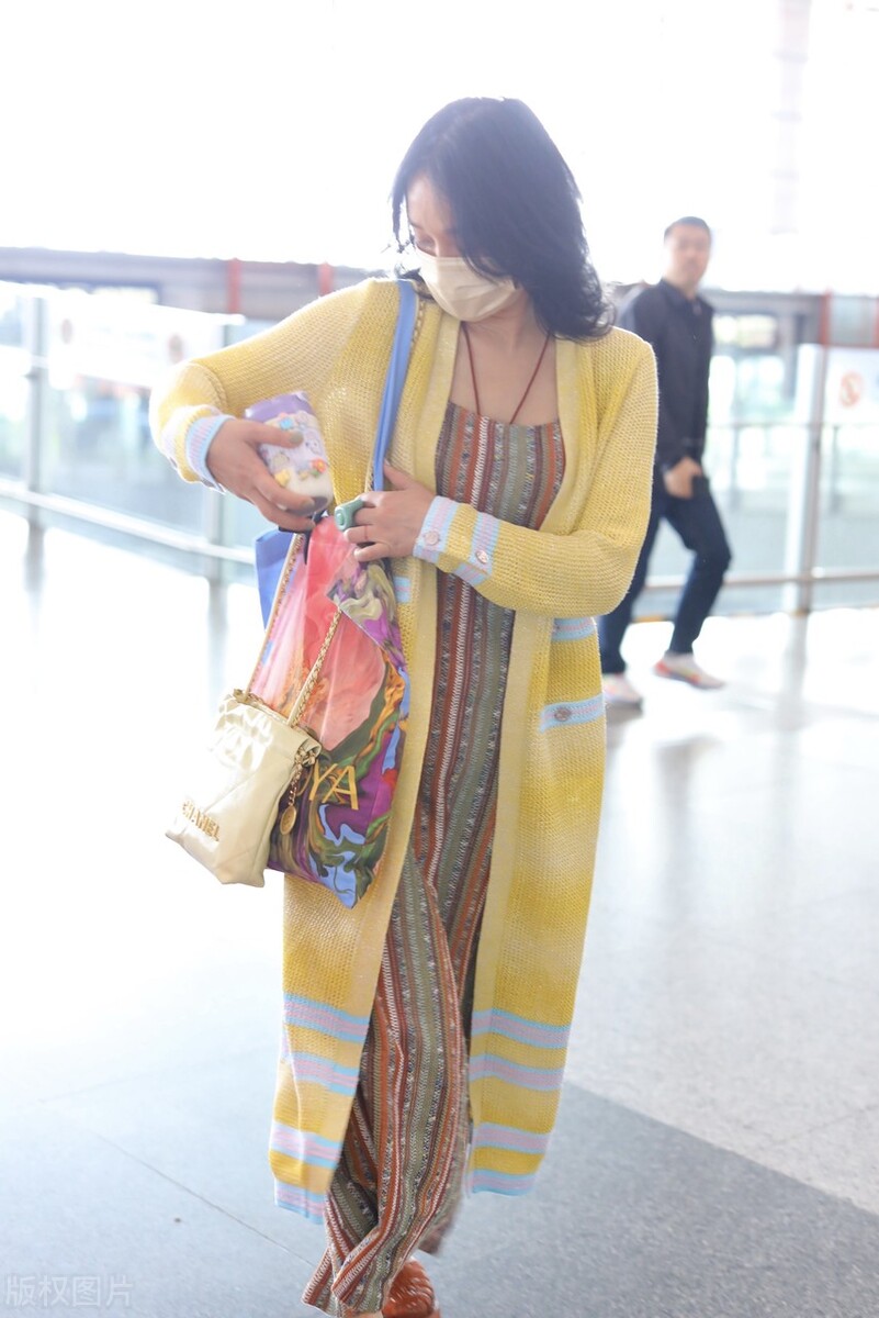 Zhou Xun's yellow wool long cardigan + ethnic striped skirt is gentle ...