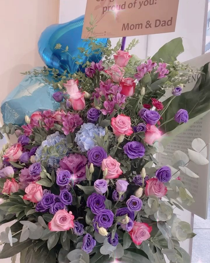 Jacky Cheung's 17-year-old daughter held an art exhibition, wearing a ...