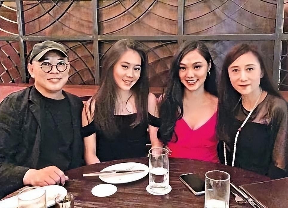 Jet Li posted a recent photo of his wife, 61-year-old Li Zhi is aging ...