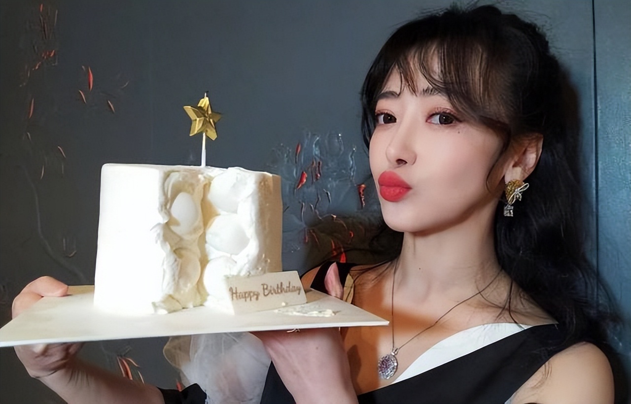 Thin ribs, wax face, A4 waist, the "deformed aesthetic" of the ...