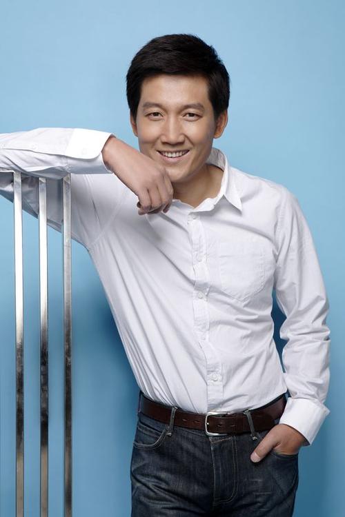 Actor Li Chongxiao passed away at the age of 51. His wife and daughter ...