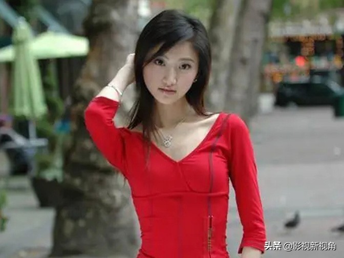 Jing Tian wore a bottoming shirt and stood on the street to take ...