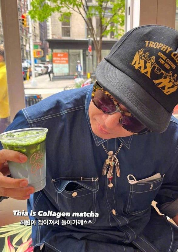 53-year-old Gu Junye is handsomely dressed, holding collagen matcha tea ...
