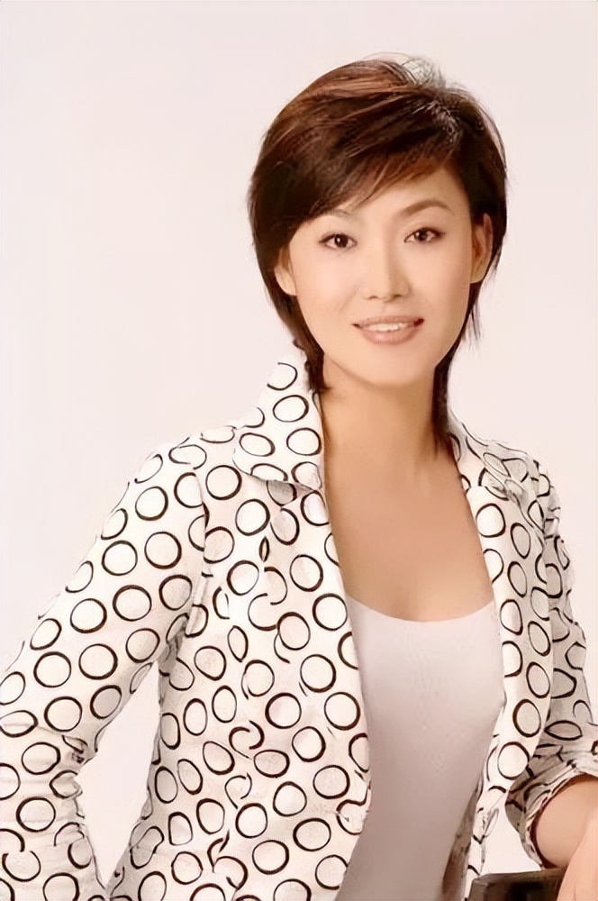 CCTV anchor Zheng Li: Married to an ordinary husband despite being so good, and gave birth to a ...