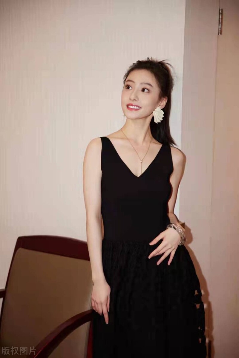 He Meixuan looks so delicate, wearing a little black dress to show ...