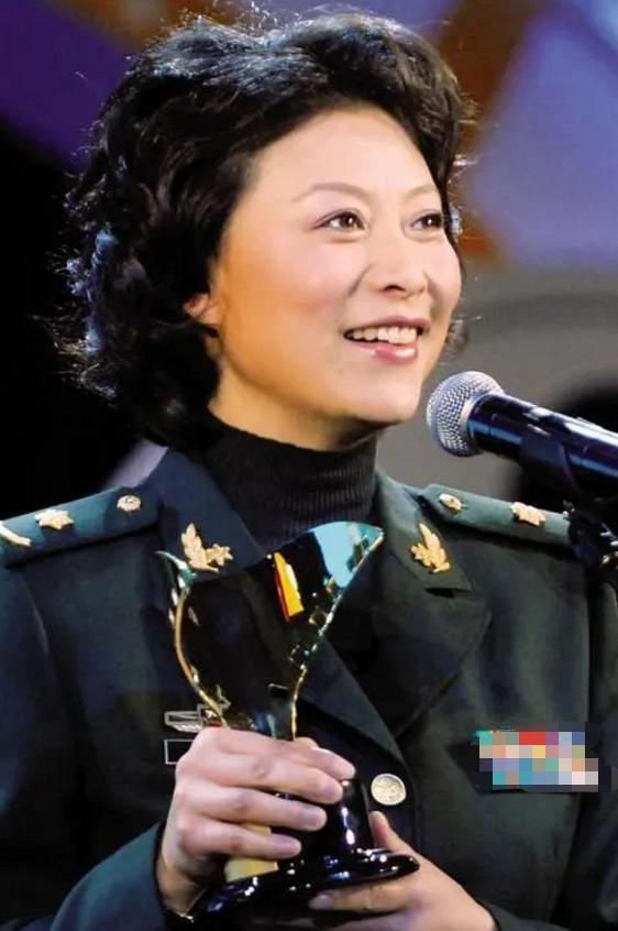 Divorced at the age of 28 and becoming a single mother, she suffered ...