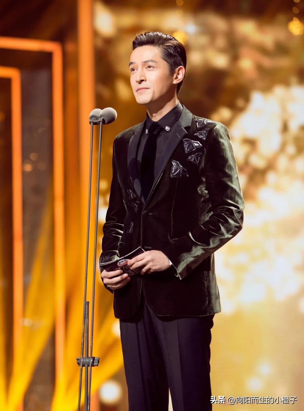 Hu Ge is happy to be a father, and the pressure is on Peng Yuyan - iNEWS
