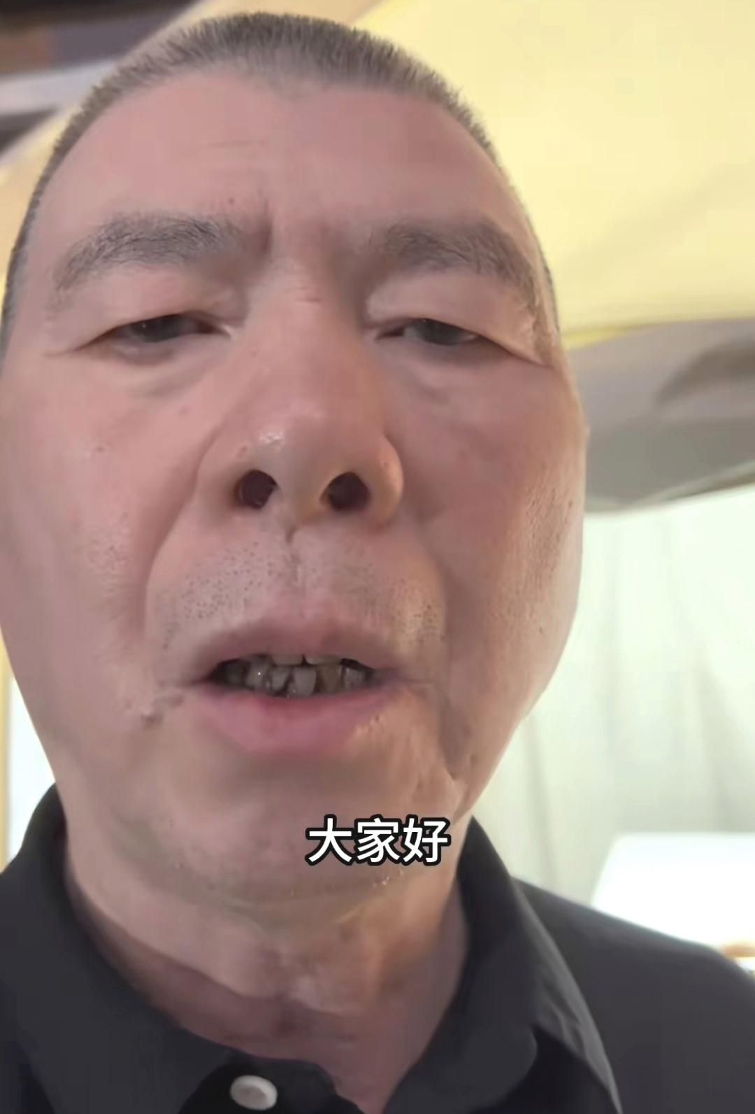 Feng Xiaogang candidly filmed Ge You on the set, eating instant noodles ...