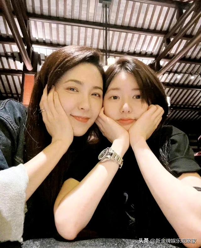 Netizens ran into Zhao Lusi and Zeng Li at a party, and she had no ...