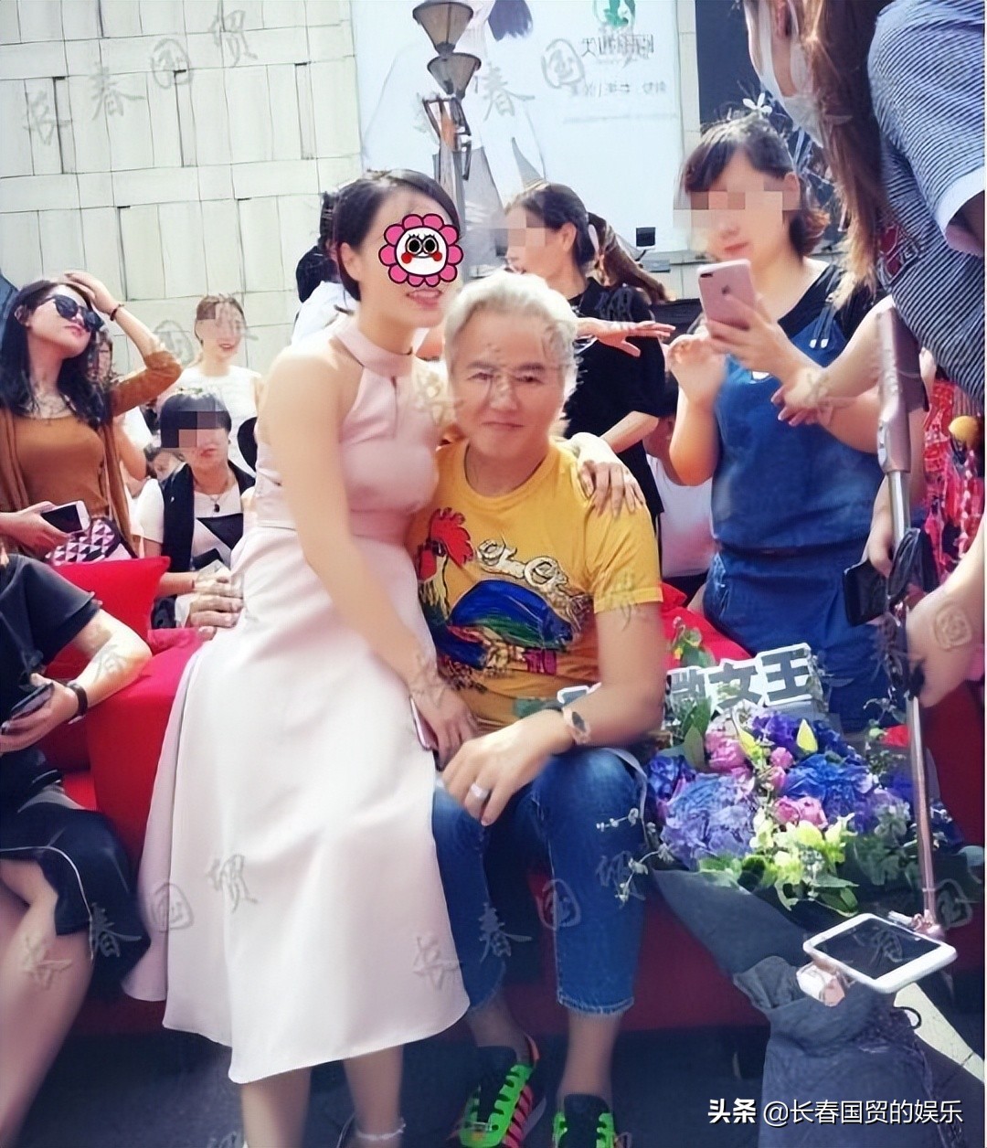Zhang Ting's husband took a group photo with the long-haired woman ...