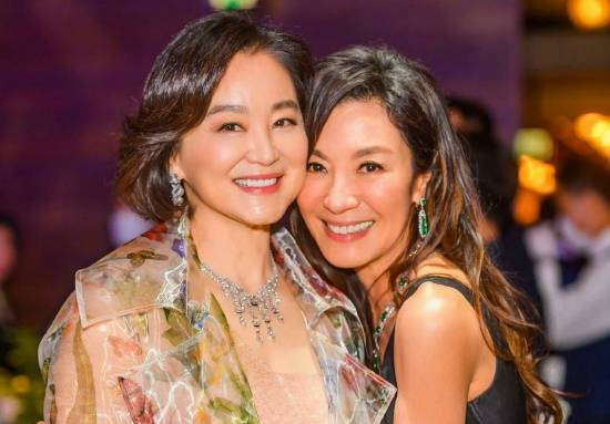 68-year-old Brigitte Lin returned to China for a party! Taking photos ...