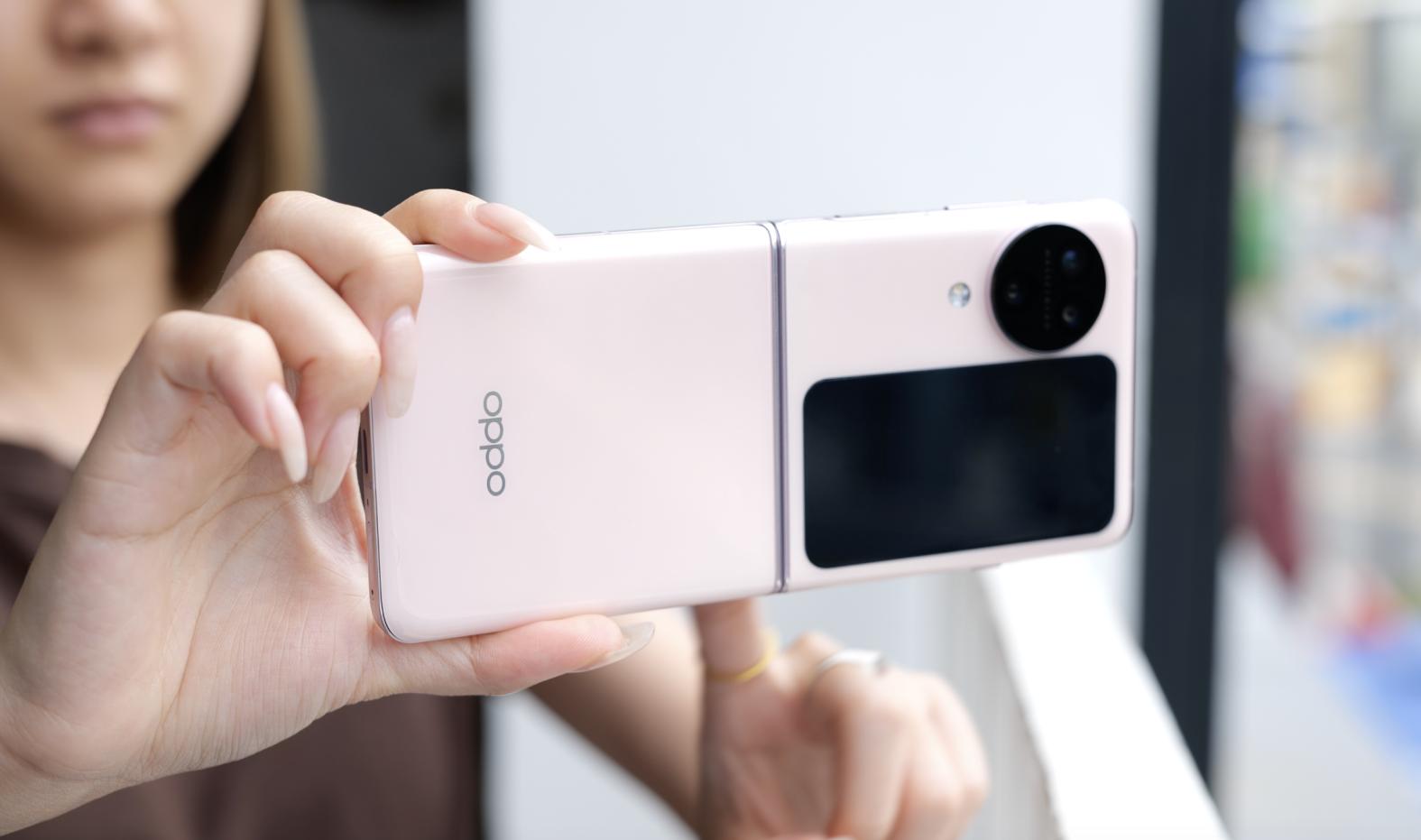 OPPO Find N3 Flip has three ultra-light and shadow cameras on the rear ...