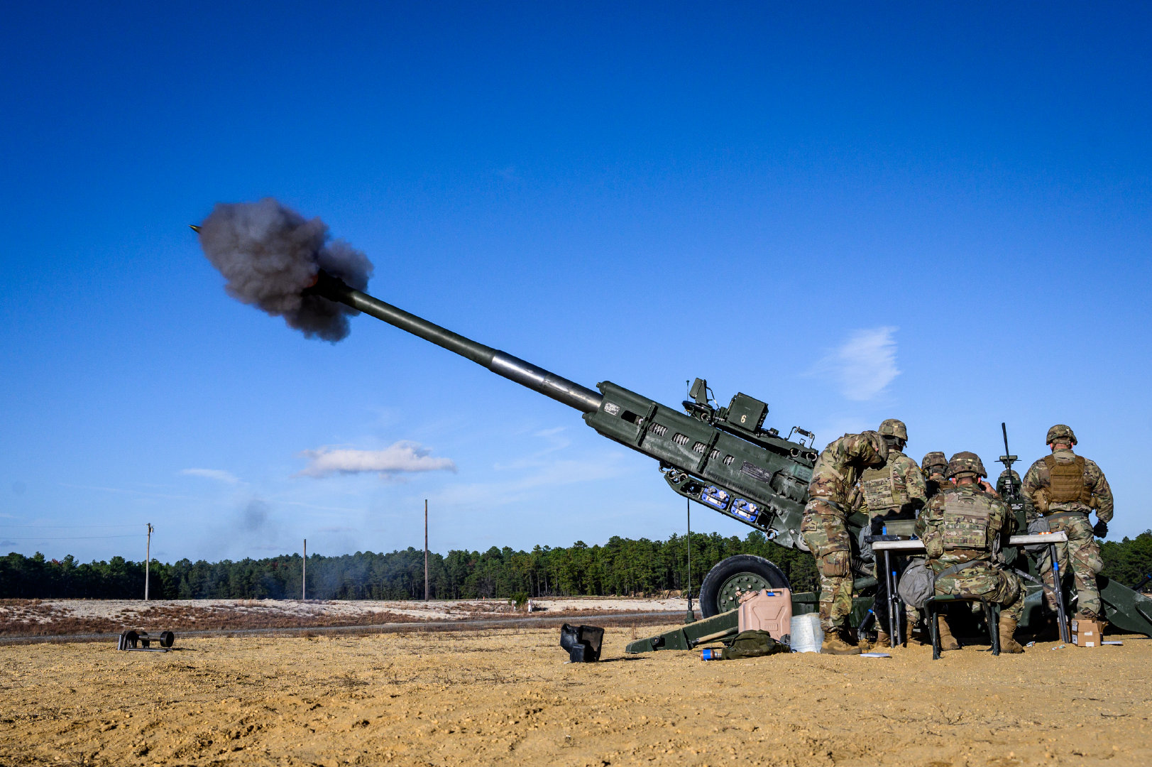 US Army soldier fires M777A2 155mm howitzer during a qualification test ...
