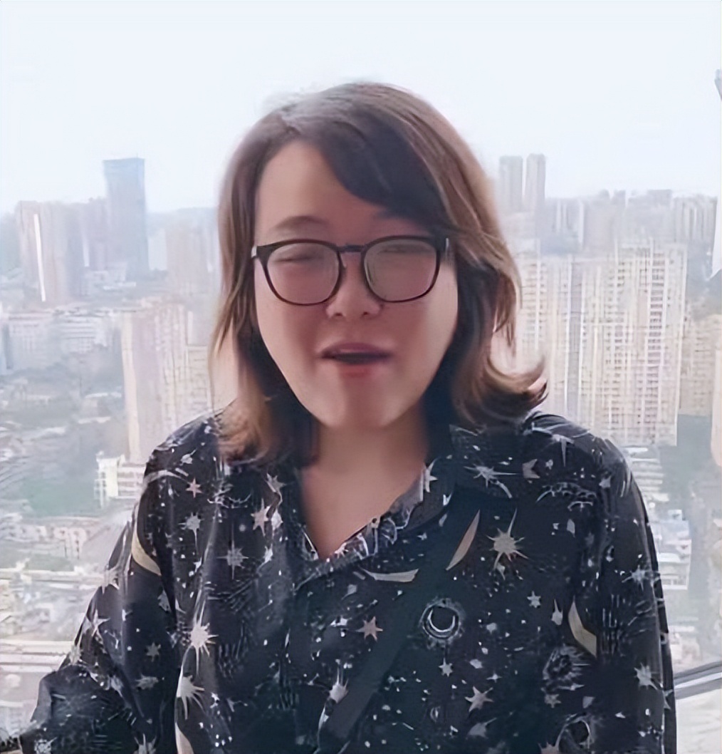 Internet celebrity "Lang Wei Xian" wears a navel-baring dress, and the ...