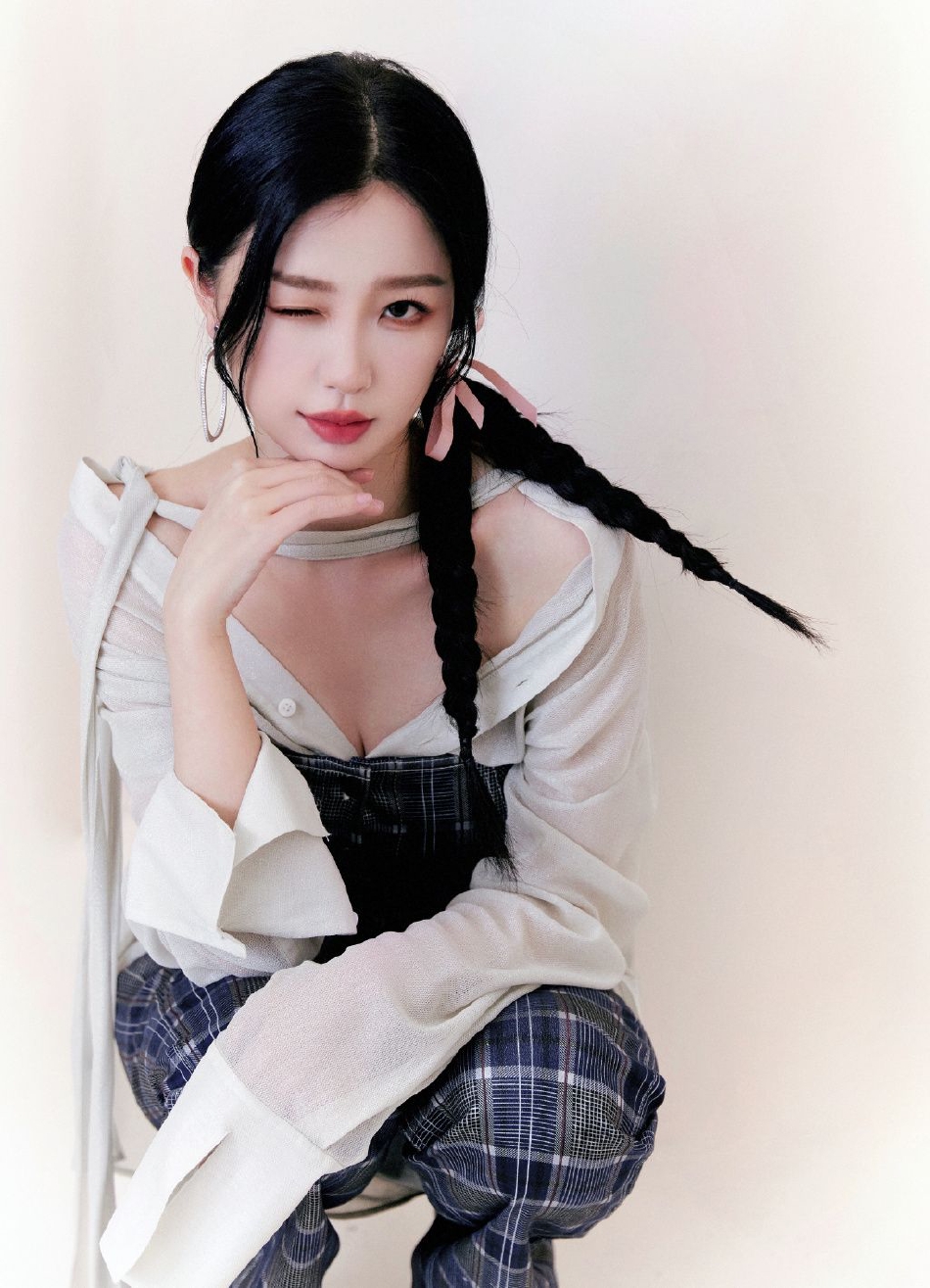 Shanghai actress shows off her slimming results! Yu Shuxin exposed her navel and pretended to be ...