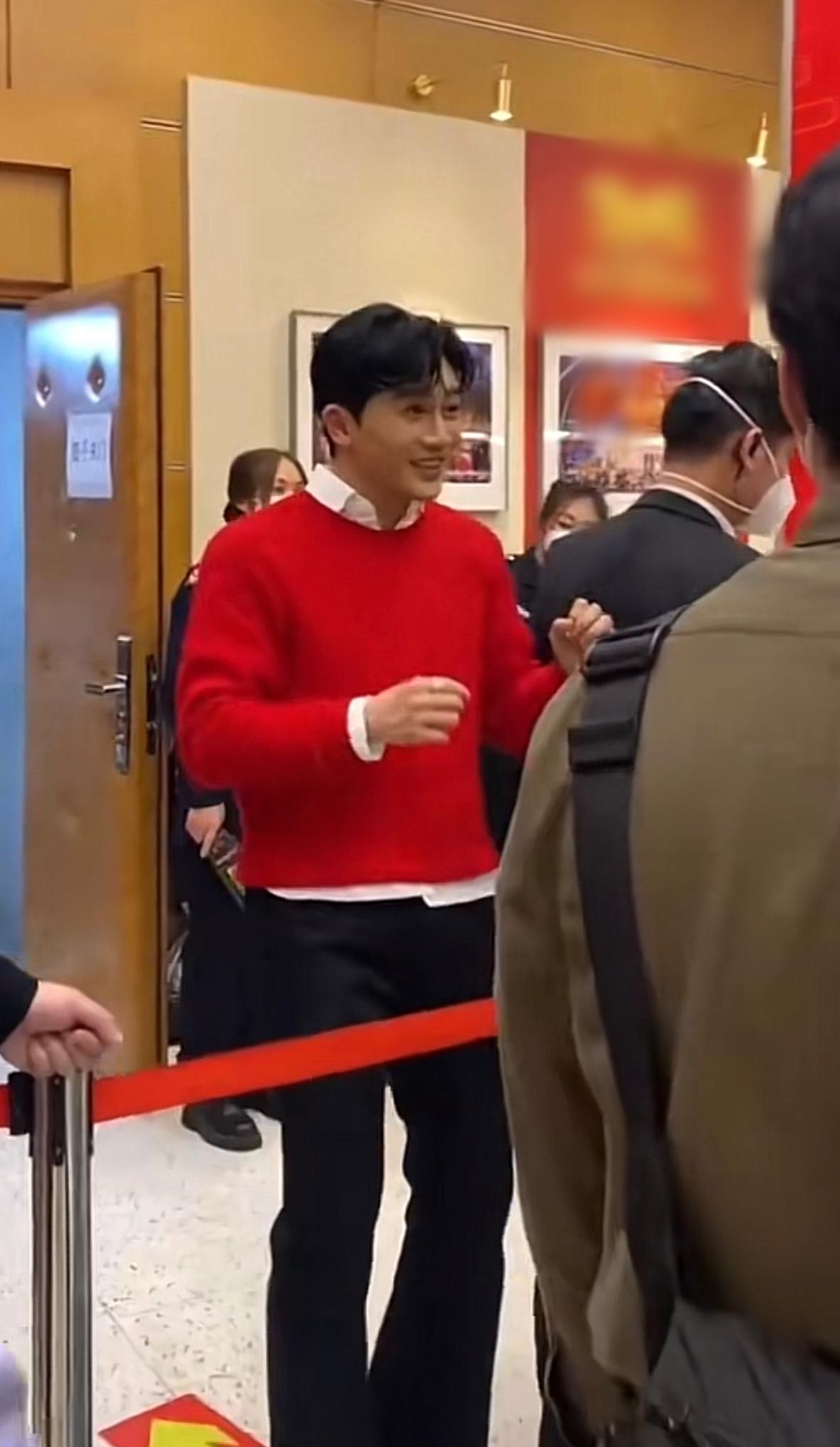 The backstage of CCTV Spring Festival Gala is full of joy!Su Youpeng twisted his waist, swung ...