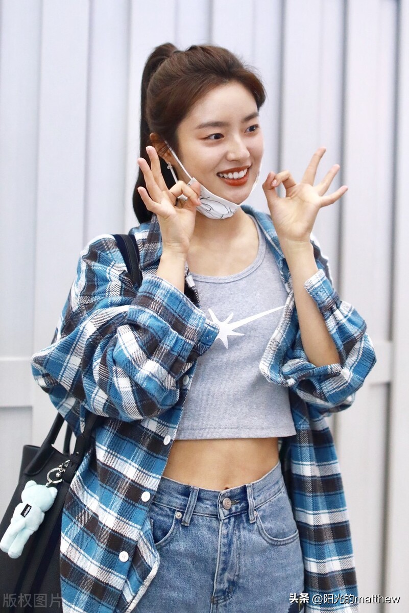 Xu Ruohan's POS at the airport is full of affinity for interaction with ...