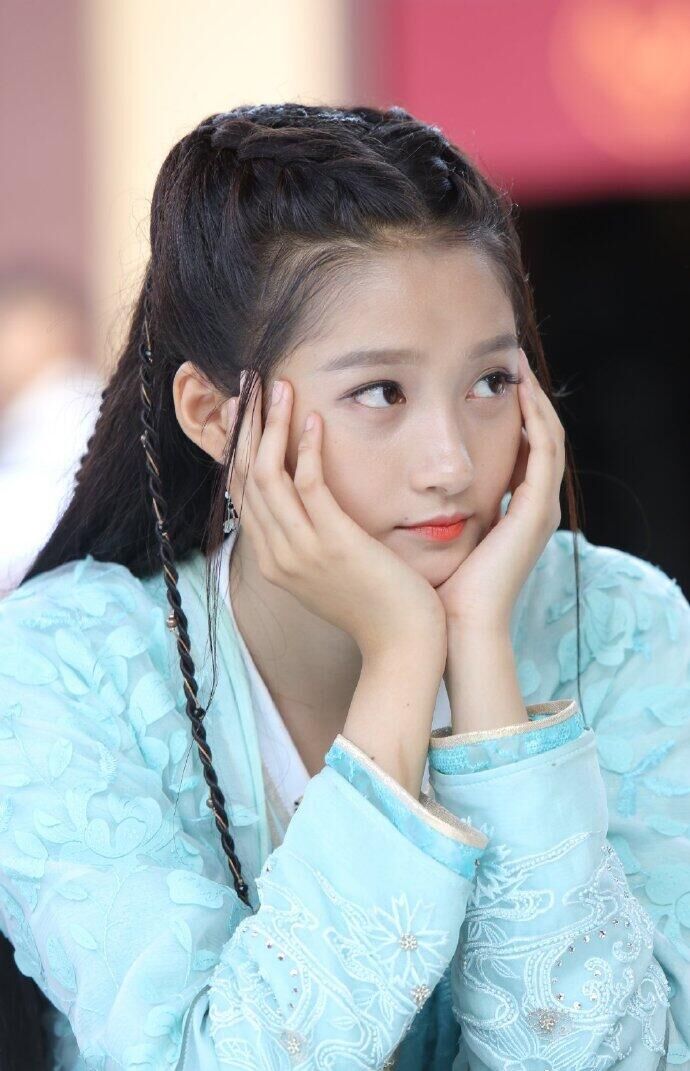 Guan Xiaotong really knows how to play, and wears ancient costumes with ...