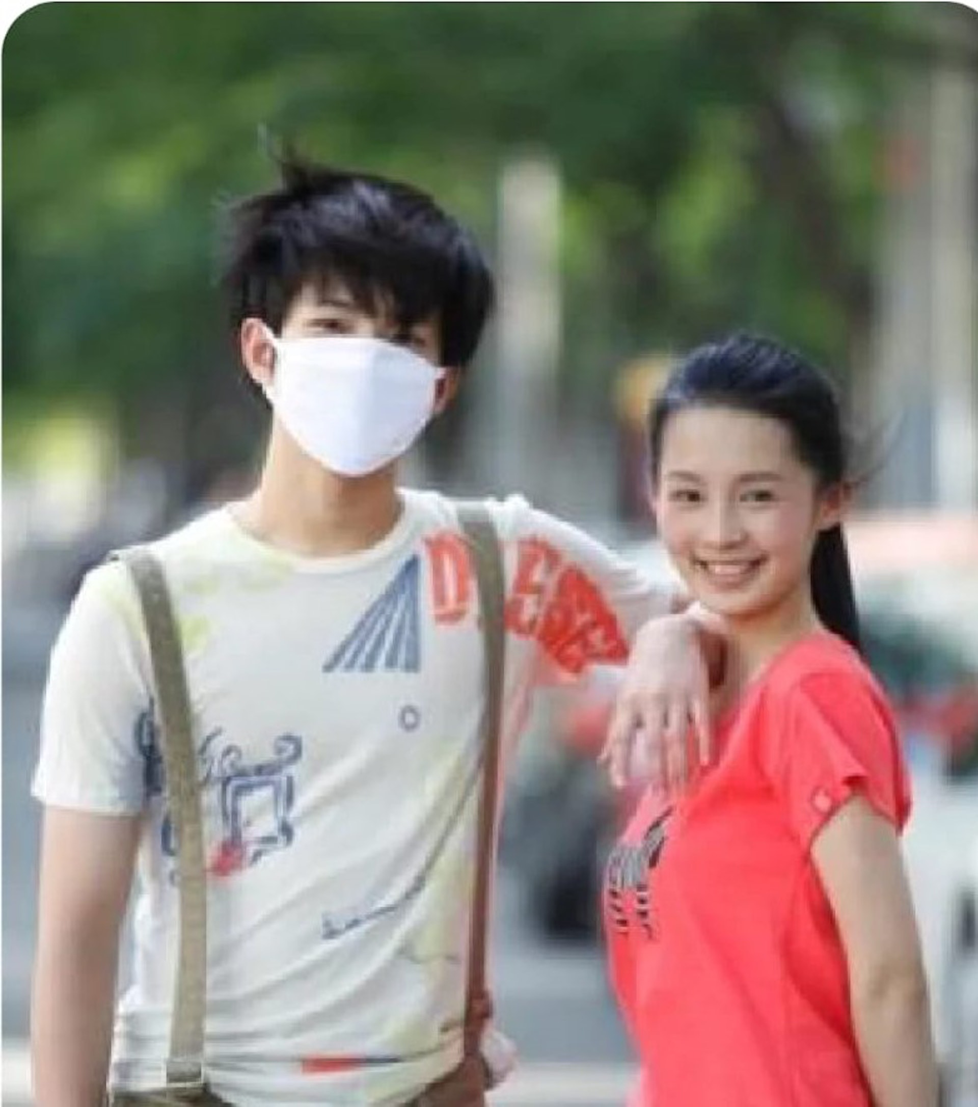 Li Qin's 19-year-old intimate photos with her first love boyfriend revealed that her ex has ...