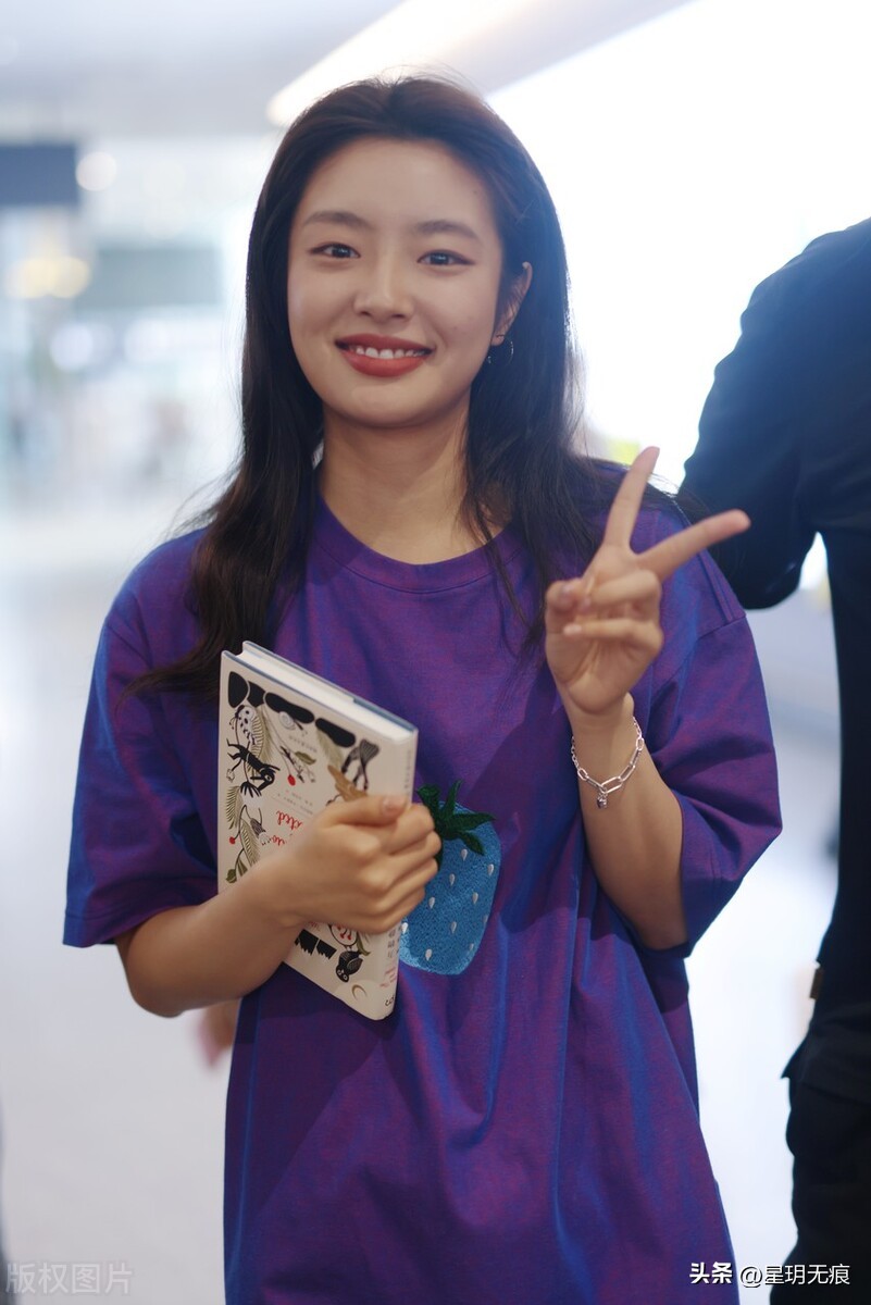 Xu Ruohan appeared at Hongqiao Airport, wearing a purple T-shirt ...