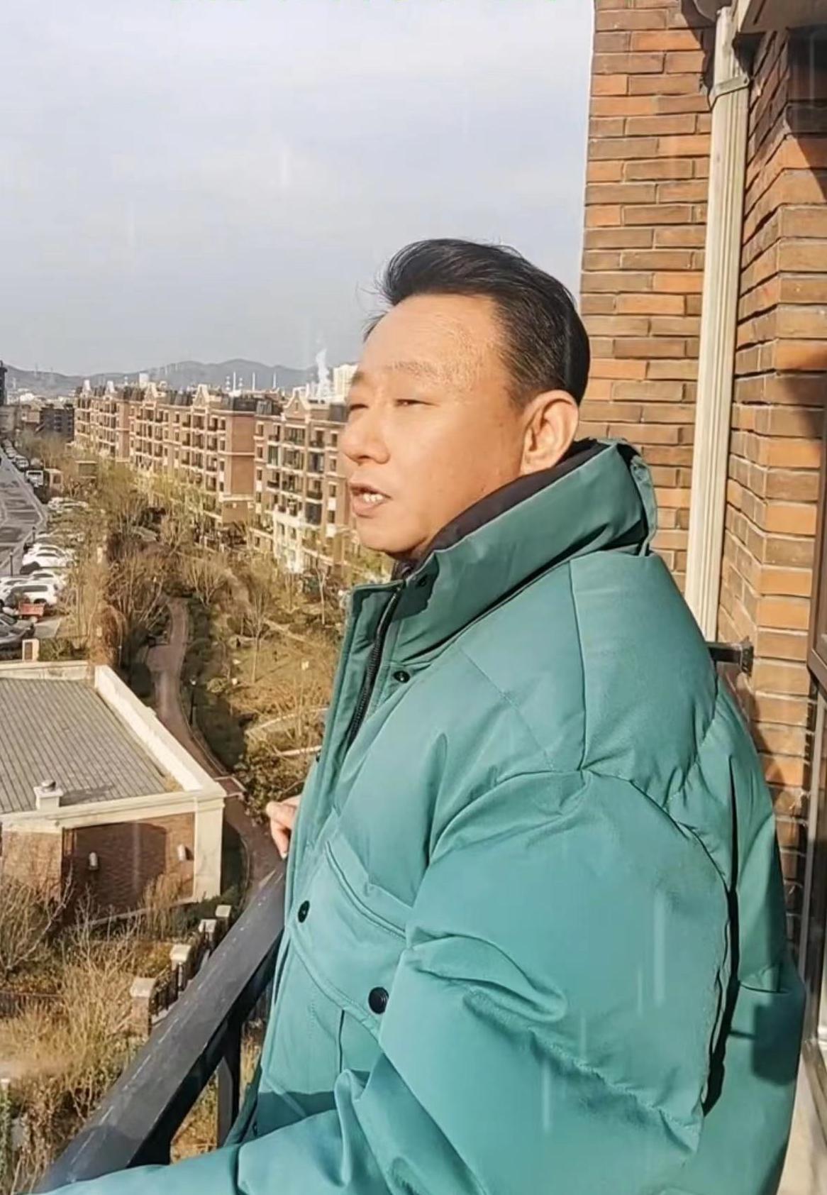 The 54-year-old actor Shao Feng appeared lonely, standing on the ...