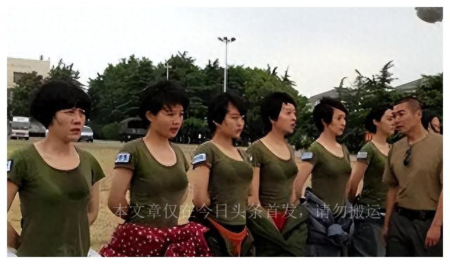 No wonder the director only dared to shoot the upper body! One look at ...