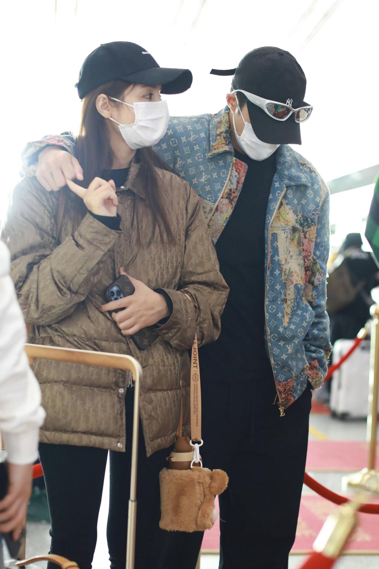 Jiang Chao and Medina showed up at the airport, and the two held hands ...